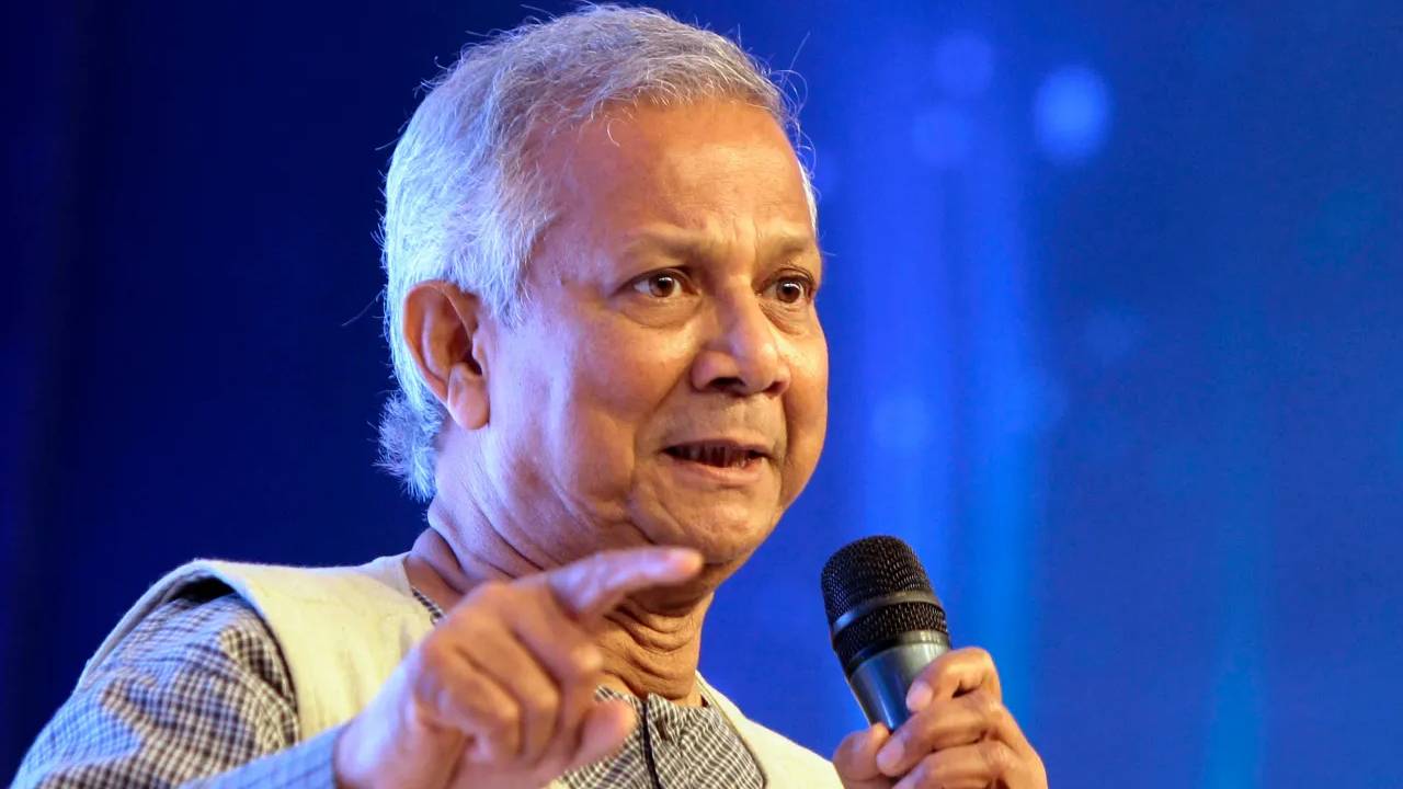 Muhammad Yunus: ঢাকায় তাণ্ডব, সংবাদপত্র অফিসে আগুন ও ভাঙচুর, মুখ ...